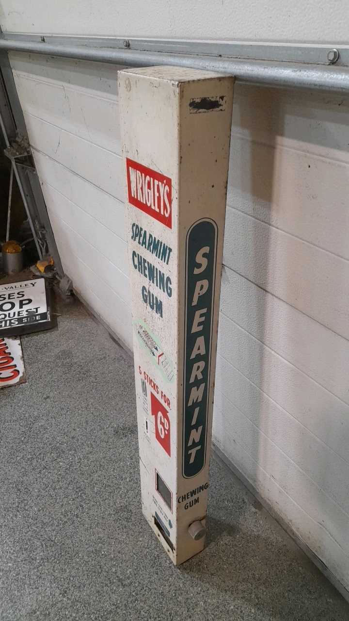 Lot 185 - WRIGLEY'S SPEARMINT GUM VENDING MACHINE 39"