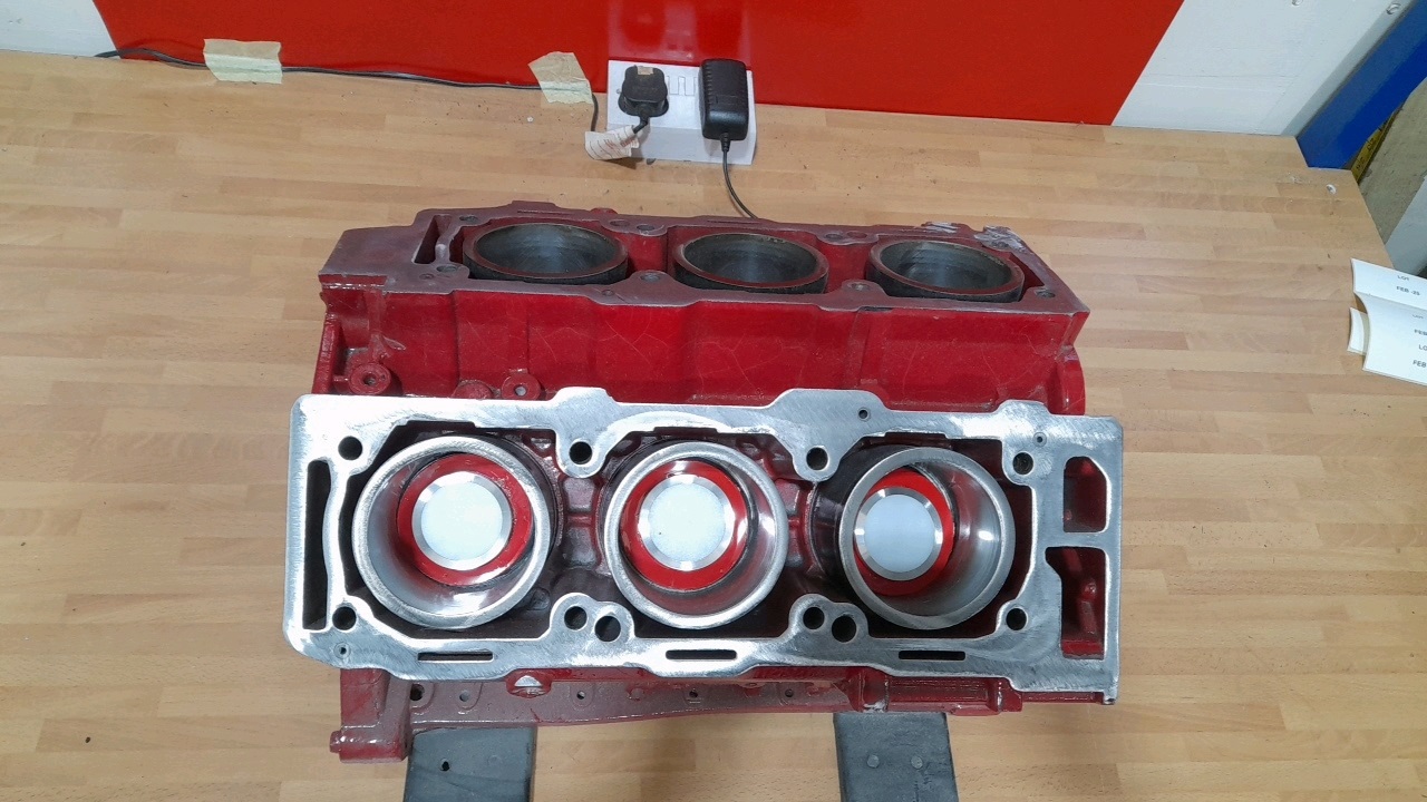 Lot 891 - V6 ENGINE BLOCK LIGHT