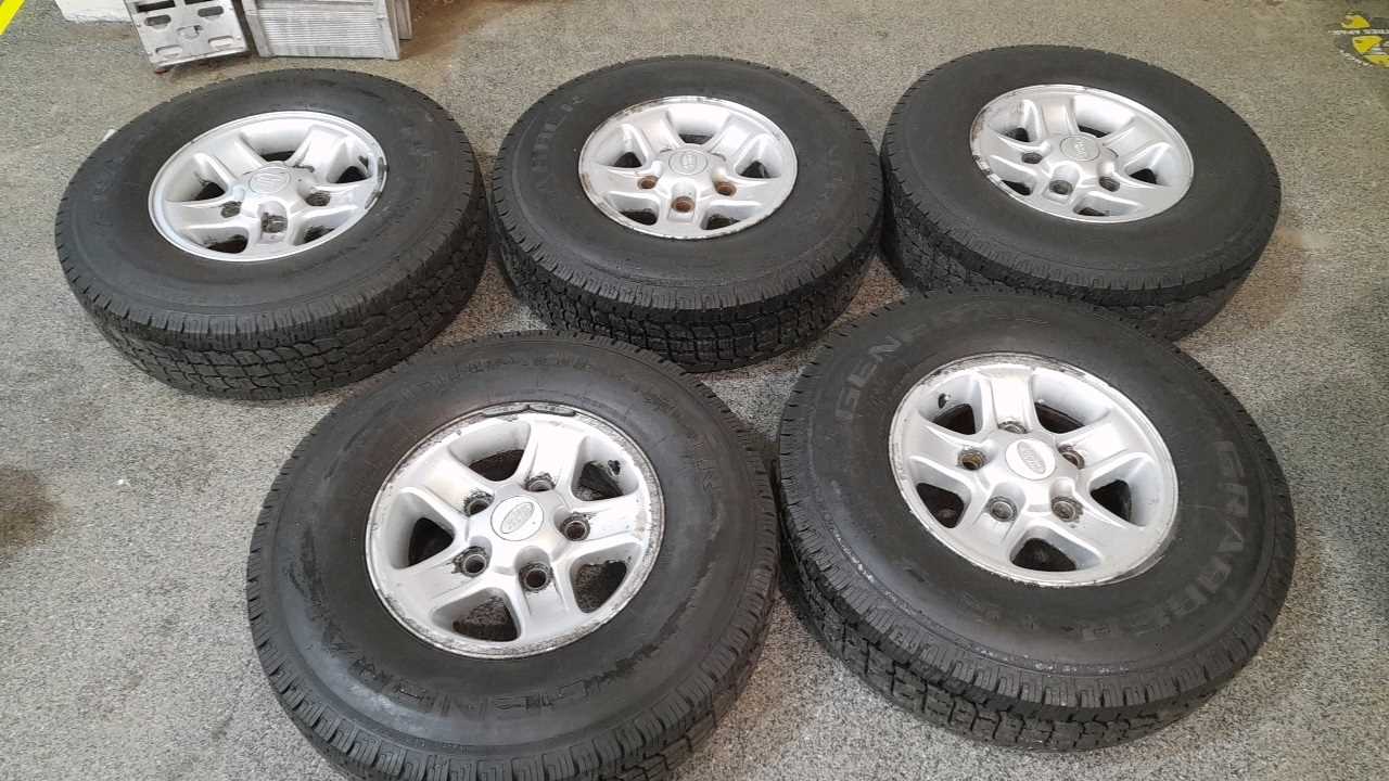 Lot 385 - SET OF 5 2005 LAND ROVER DEFENDER WHEELS