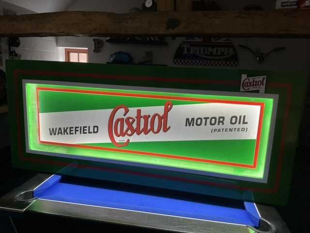 Lot 185 - LARGE ILLUMINATED CASTROL WAKEFIELD SIGN