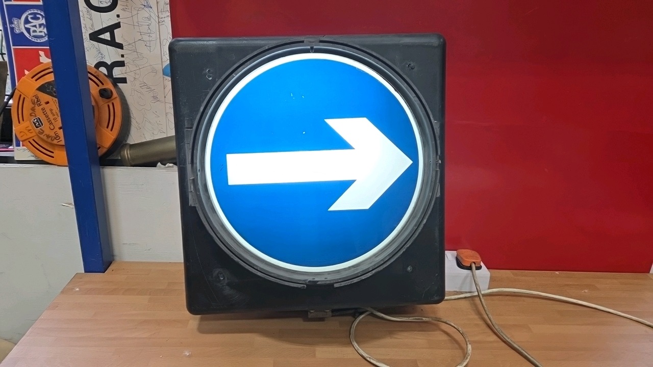 Lot 839 - LIGHT UP TRAFFIC ARROW SIGNAL