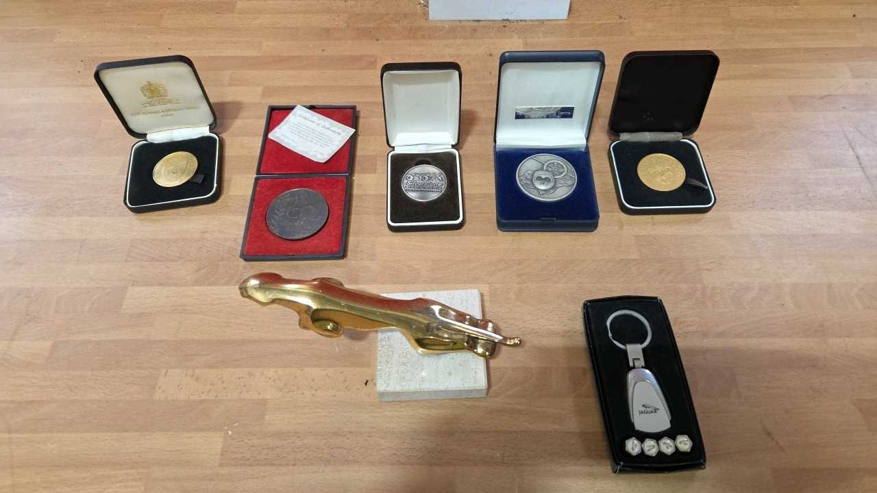 Lot 613 - JAGUAR GOLD BONNET MASCOT & KEY RING SET