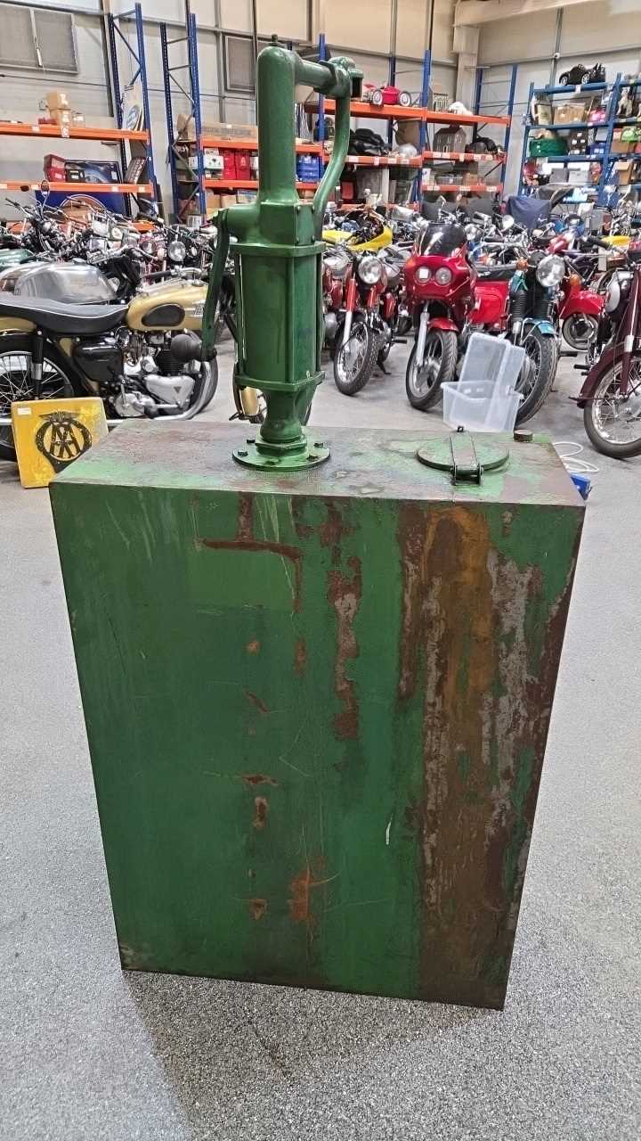 Lot 900 - OIL DISPENSER TANK