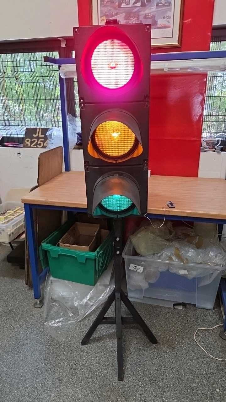 Lot 765 - TRAFFIC LIGHTS ON STAND WITH REMOTE