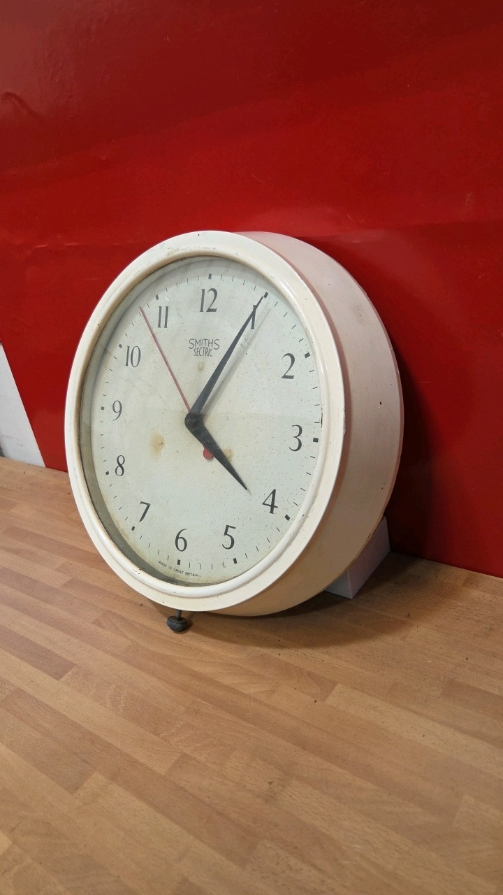 Lot 435 - SMITH'S ELECTRIC WALL CLOCK