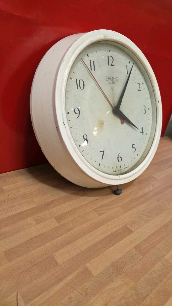 Lot 498 - SMITH'S ELECTRIC WALL CLOCK