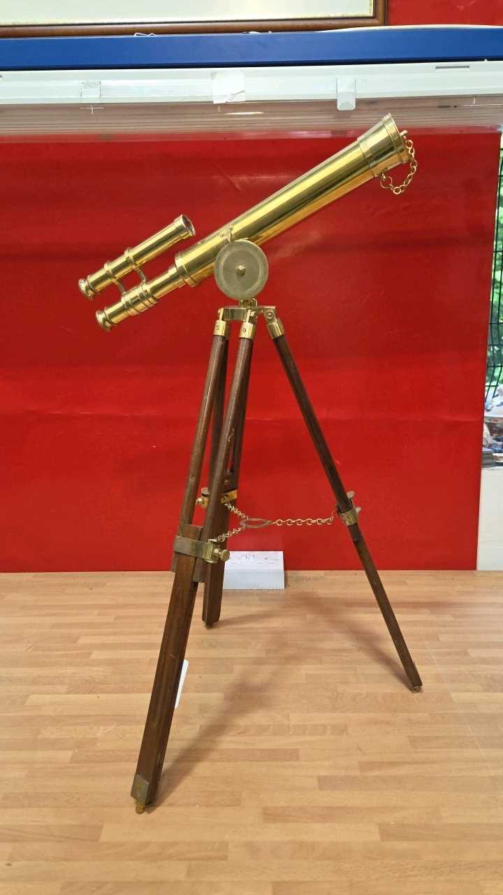 Lot 289 - TELESCOPE ON STAND