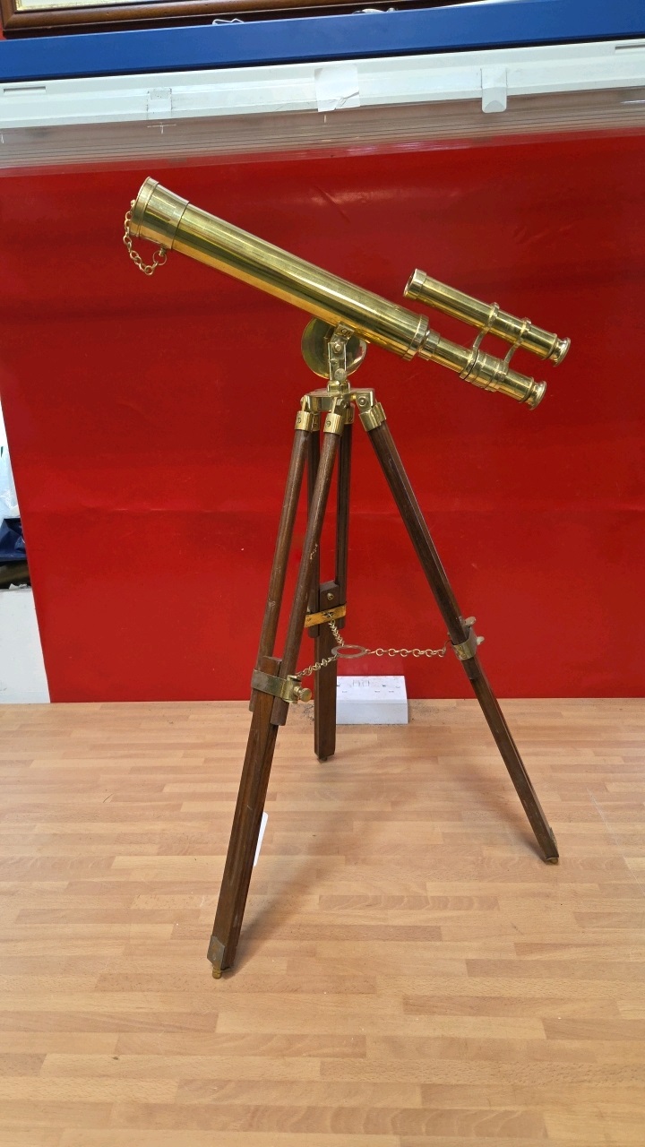 Lot 289 - TELESCOPE ON STAND