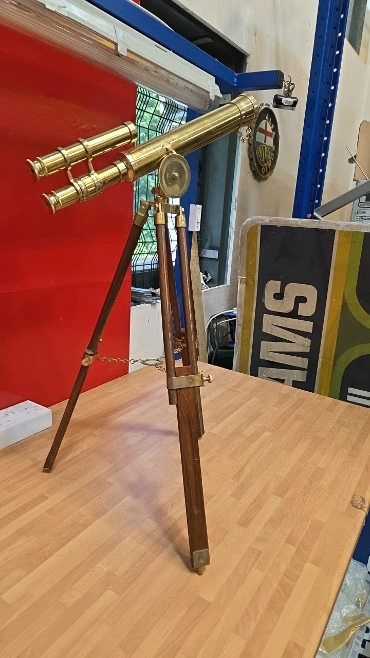 Lot 289 - TELESCOPE ON STAND