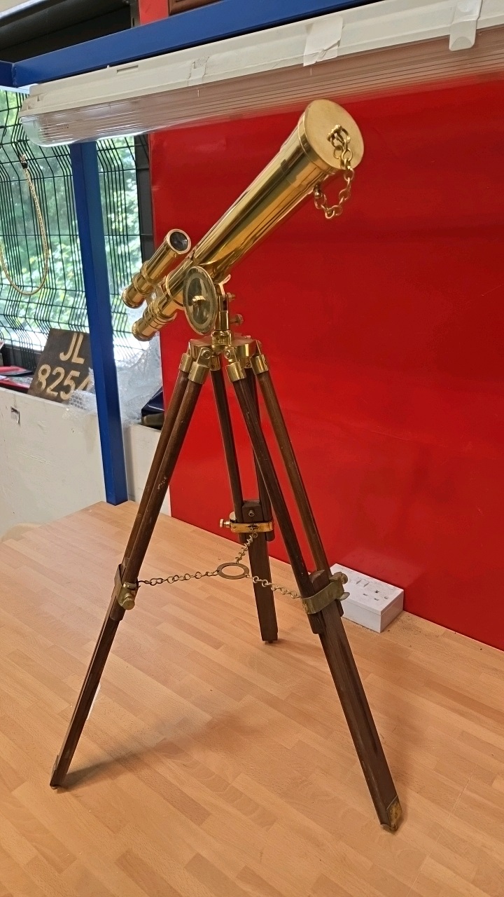 Lot 289 - TELESCOPE ON STAND