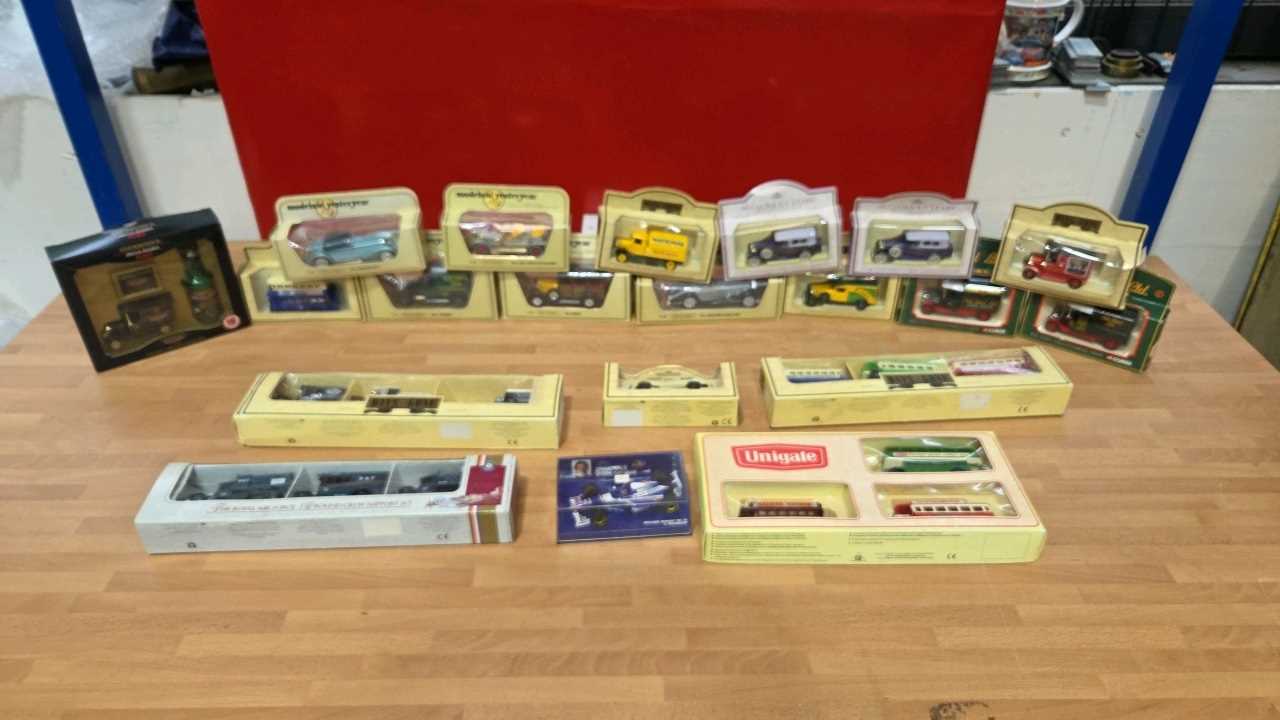 Lot 471 - BOX OF MODEL CARS & TRUCKS