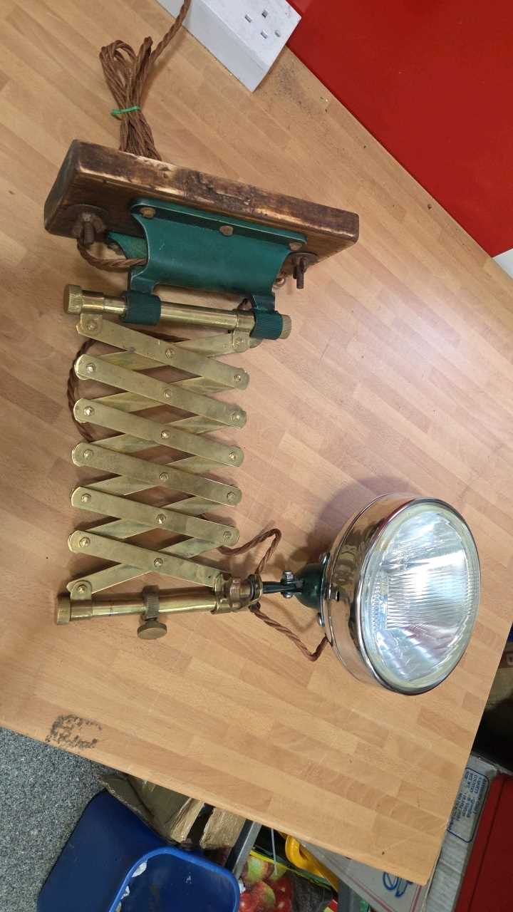 Lot 401 - EXTENDABLE WALL/ GARAGE HEADLAMP LIGHT