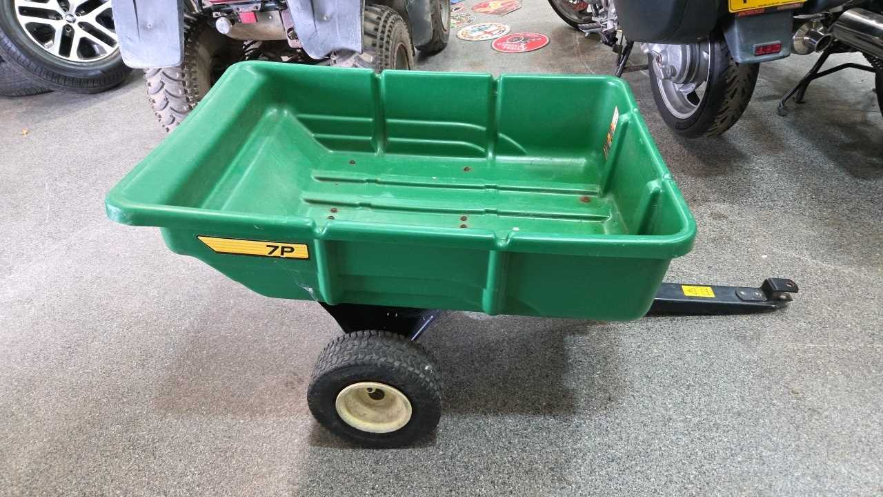 Lot 825 - JOHN DEERE 7P POLY CART TRAILER GARDEN