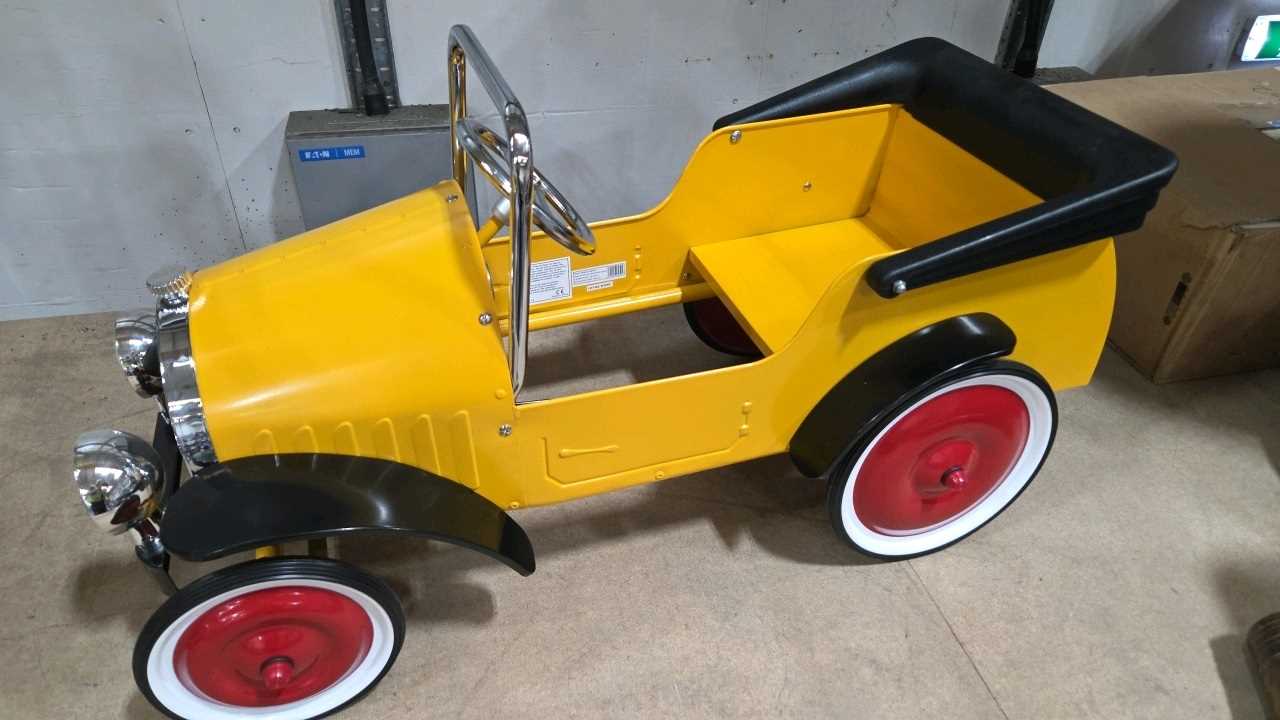 Lot 185 - YELLOW CHILD'S PEDAL CAR