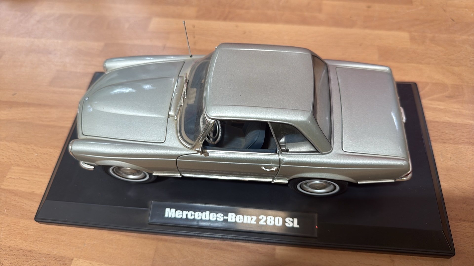 Lot 287 - SELECTION OF DIE CAST SCALE MODEL CARS