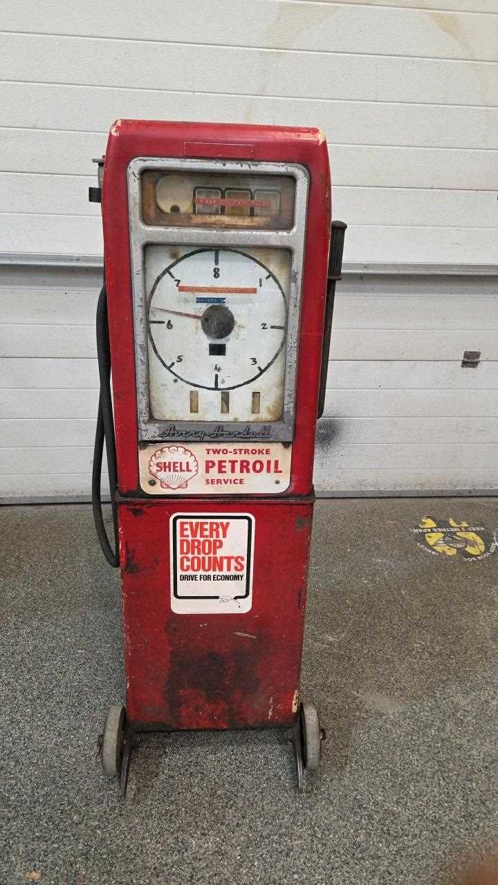 Lot 525 - AVERY HARDOLL 2 STROKE PUMP