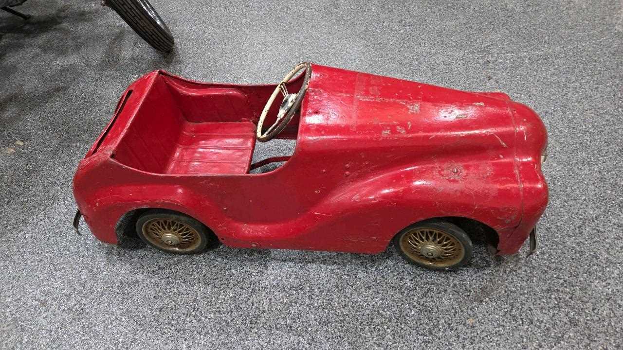 Lot 369 - CHILDS PEDAL CAR