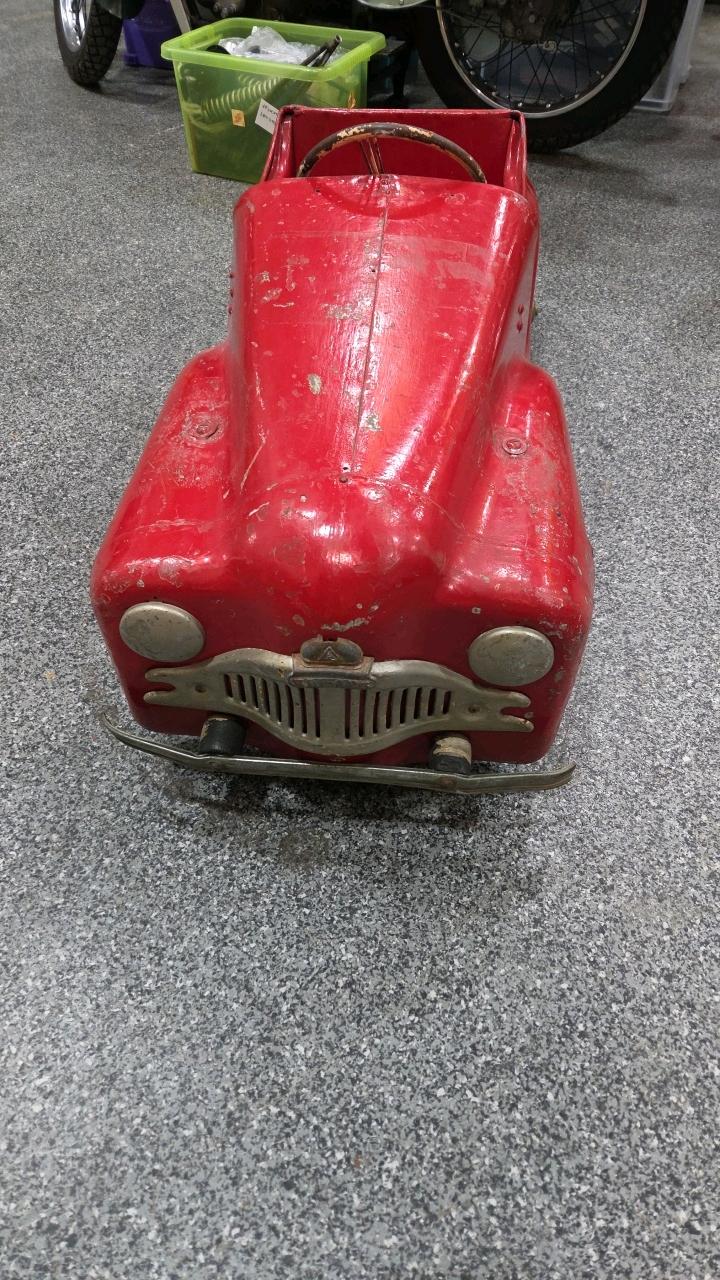 Lot 369 - CHILDS PEDAL CAR