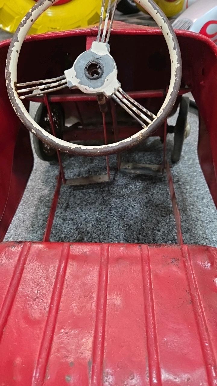 Lot 369 - CHILDS PEDAL CAR