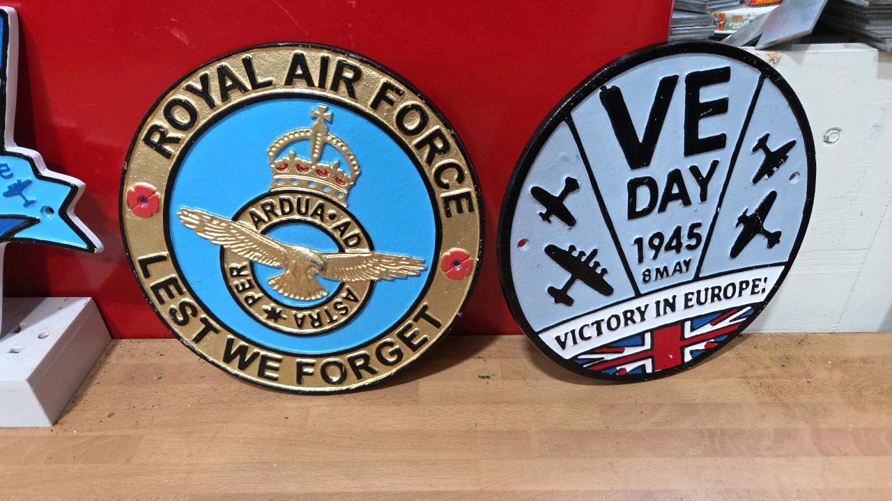 Lot 529 - 5 CAST REPRO WW2 STYLE SIGNS