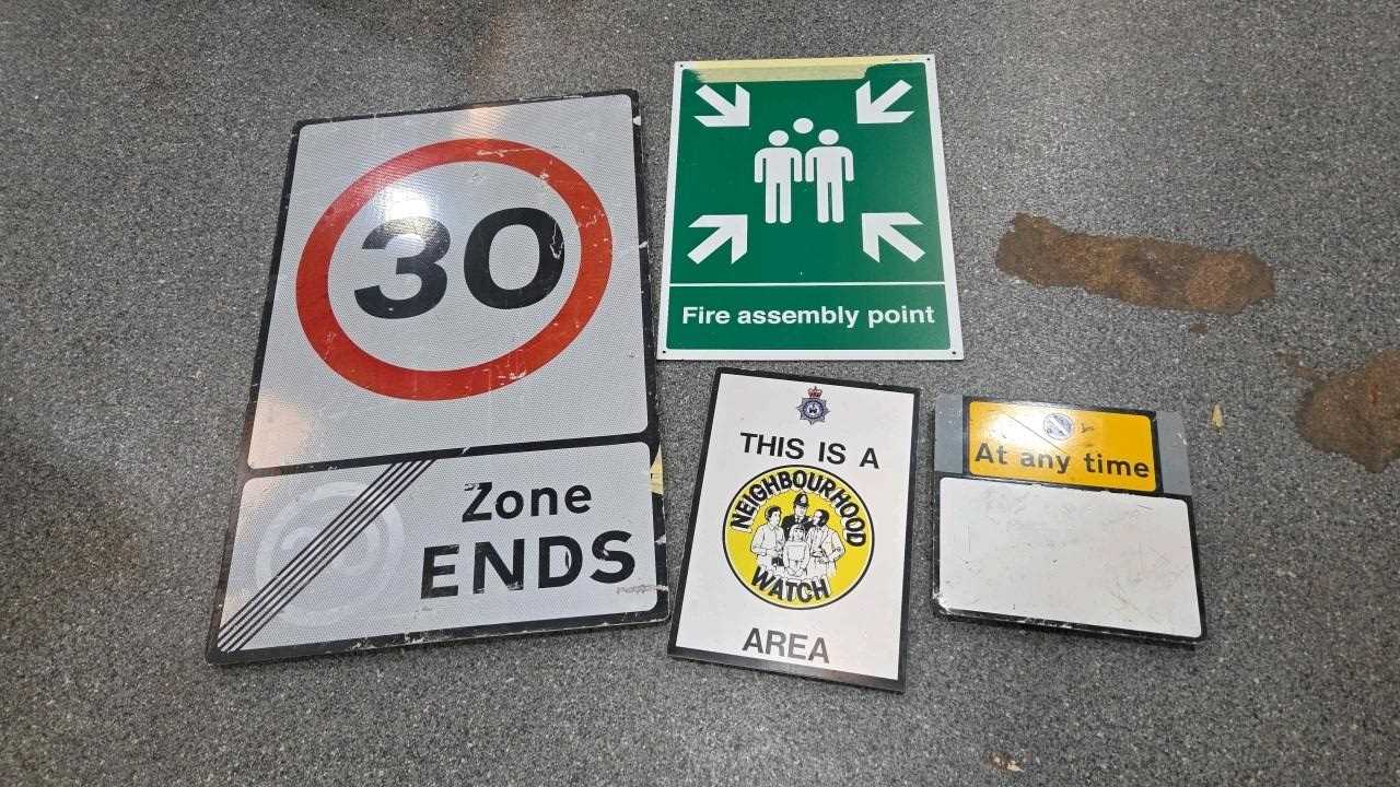 Lot 885 - SELECTION OF ROAD SIGNS