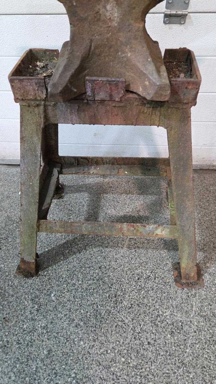 Lot 870 - BLACKSMITH / FARRIER ORIGINAL ANVIL ON STAND