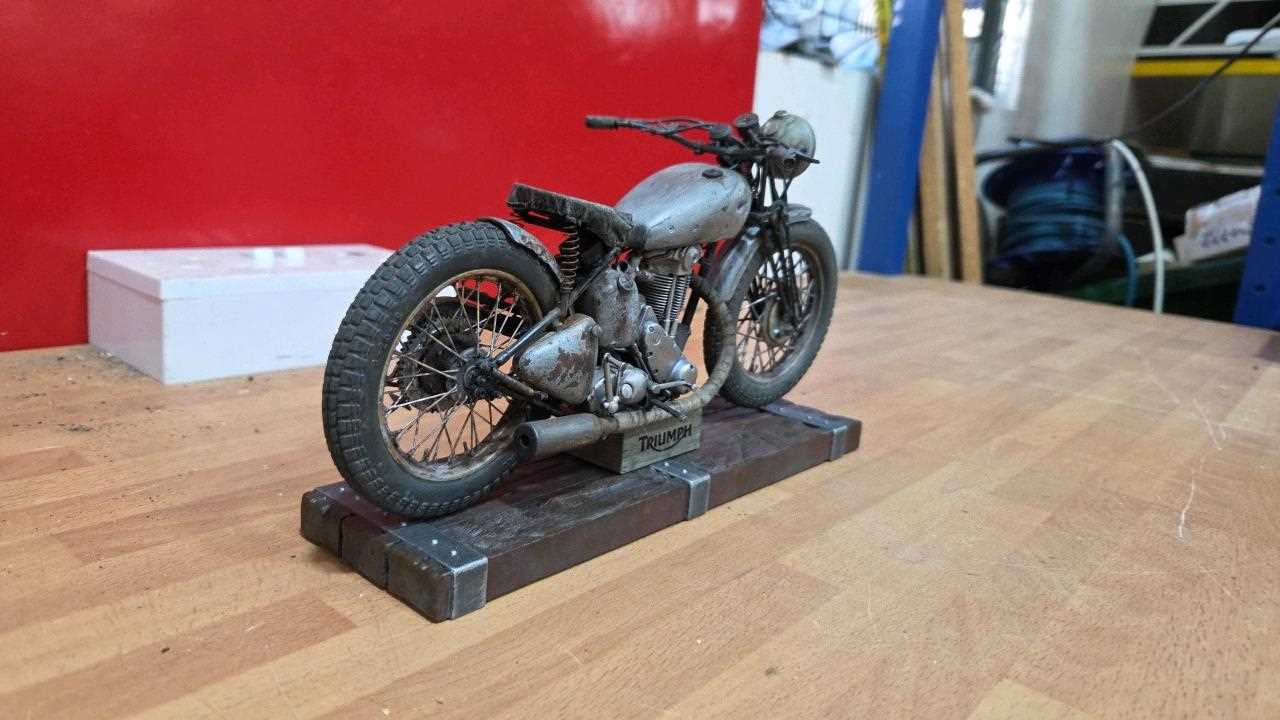 Lot 135 - 1/9 SCALE TRIUMPH MOTORCYCLE MODEL ON PLINTH