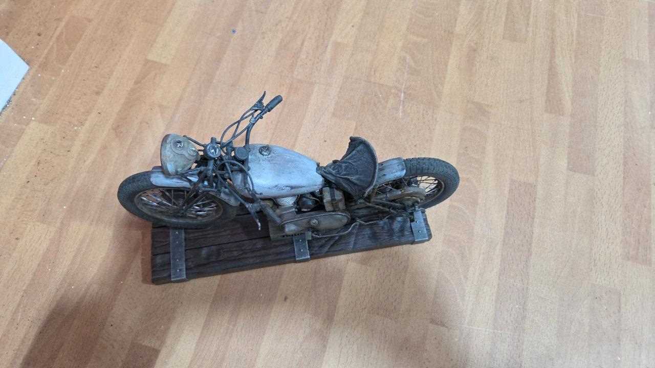 Lot 135 - 1/9 SCALE TRIUMPH MOTORCYCLE MODEL ON PLINTH