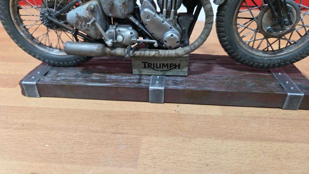 Lot 135 - 1/9 SCALE TRIUMPH MOTORCYCLE MODEL ON PLINTH