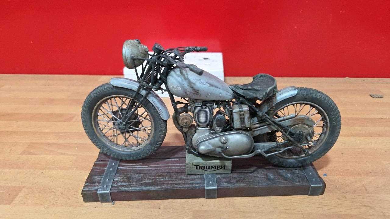 Lot 135 - 1/9 SCALE TRIUMPH MOTORCYCLE MODEL ON PLINTH