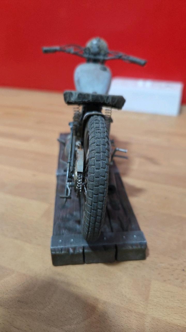 Lot 135 - 1/9 SCALE TRIUMPH MOTORCYCLE MODEL ON PLINTH