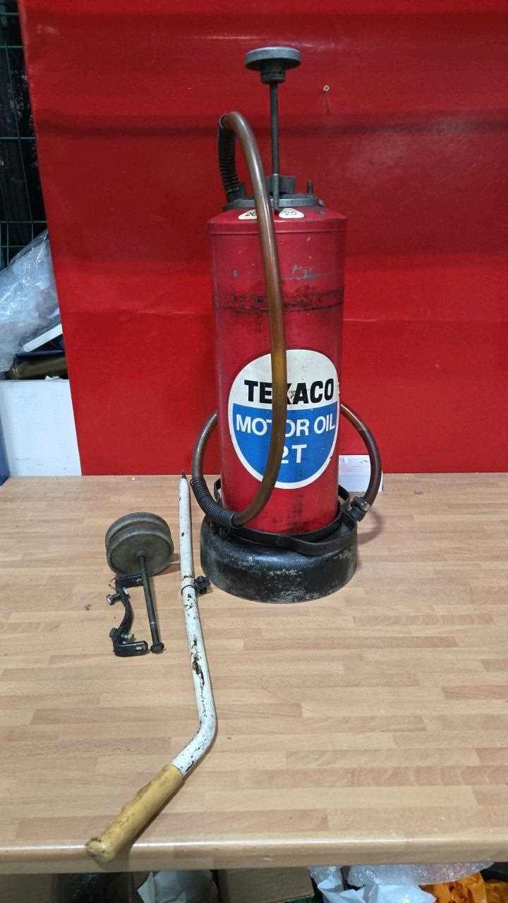 Lot 11 - TEXACO MOTOR OIL 2 STROKE DISPENSER