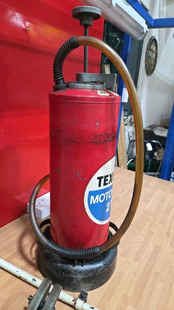 Lot 11 - TEXACO MOTOR OIL 2 STROKE DISPENSER