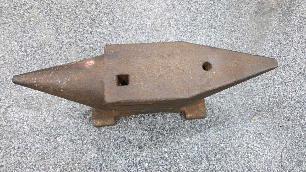Lot 739 - BLACKSMITH/FARRIER ANVIL