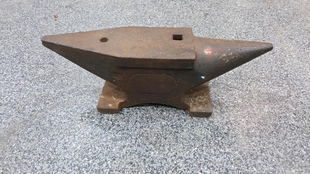 Lot 739 - BLACKSMITH/FARRIER ANVIL