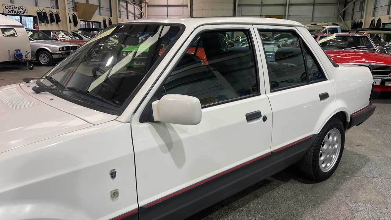 Lot 342 - 1989 FORD ORION INJECTION GHIA