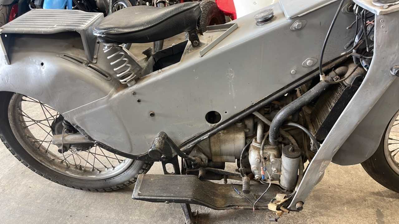 Lot 555 - 1964 VELOCETTE LE 200