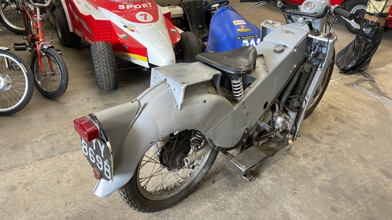 Lot 555 - 1964 VELOCETTE LE 200