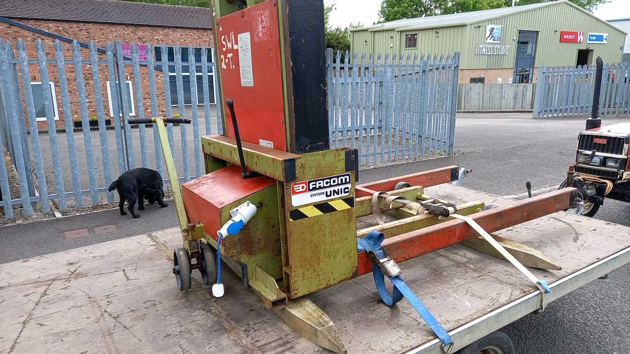 Lot 271 - FACOM UNIC CAR LIFT