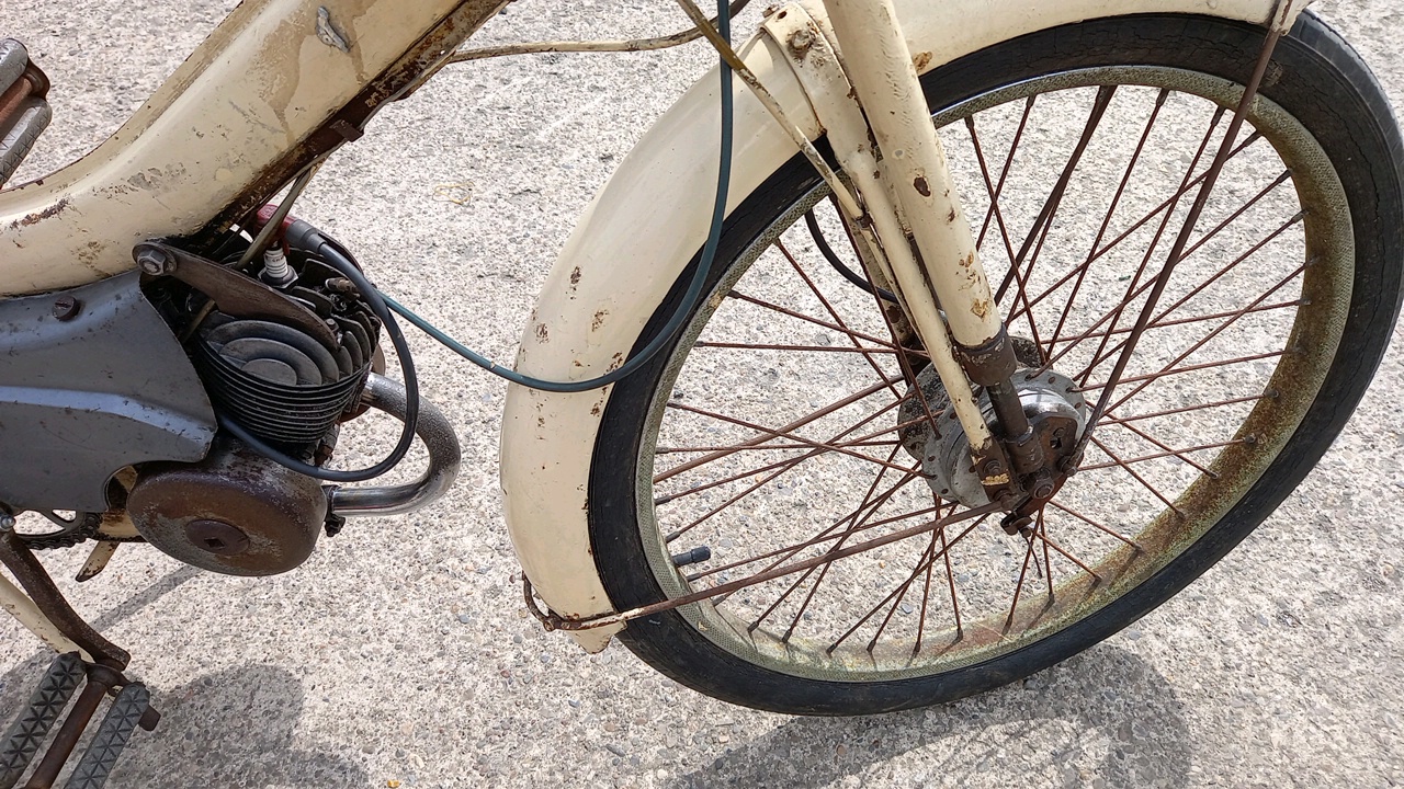 Lot 413 - 1960 MOBYLETTE AV44