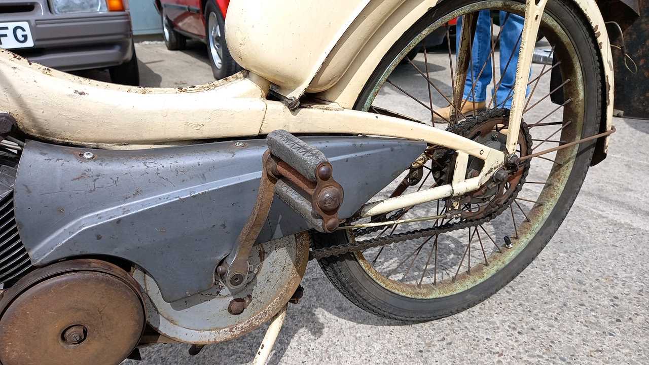 Lot 413 - 1960 MOBYLETTE AV44