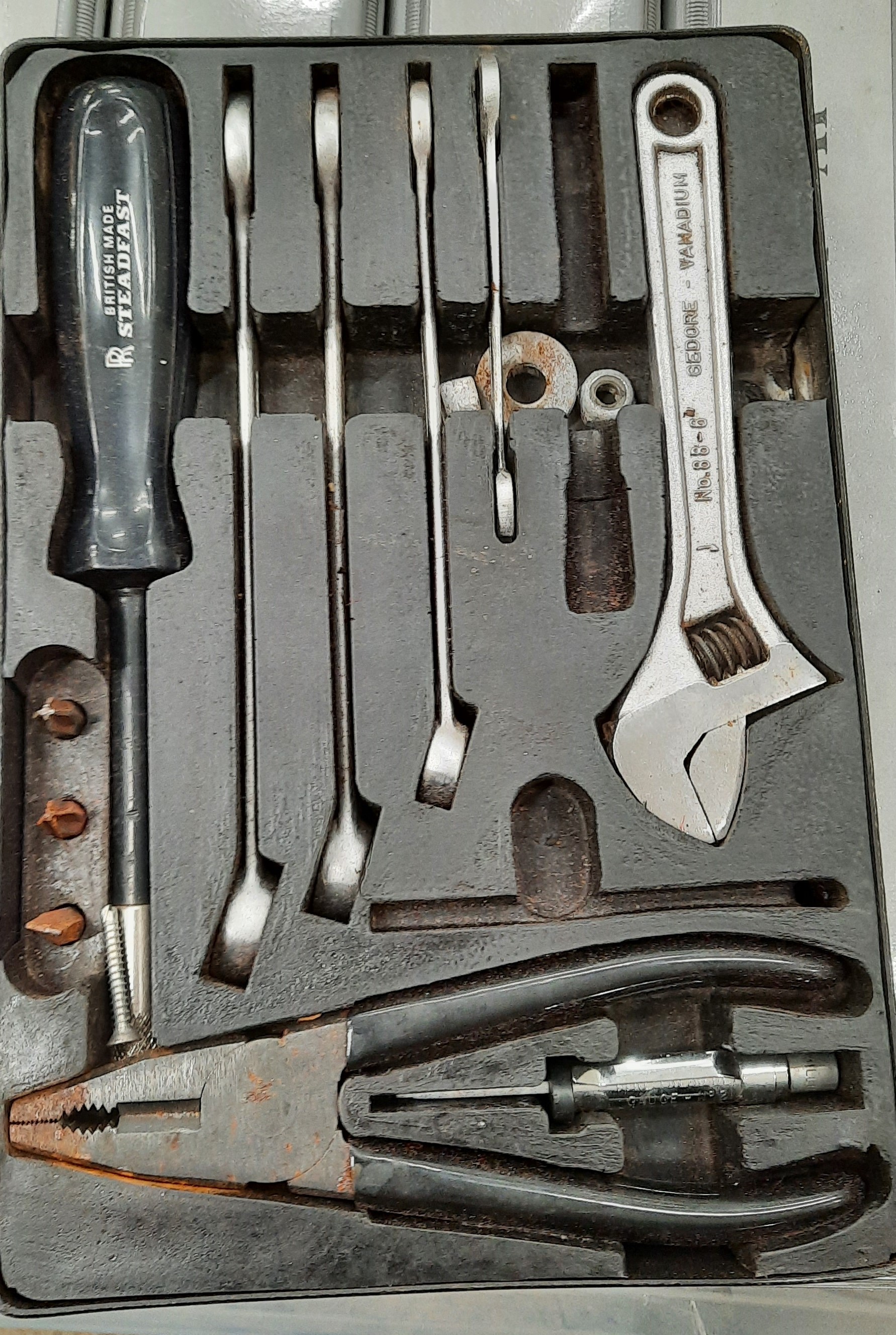 Lot 106 - 5 X ROLLS ROYCE MANUALS AND TOOL KIT