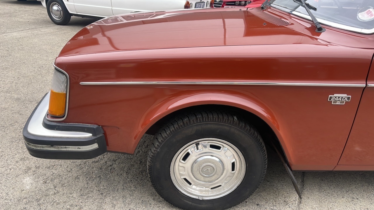Lot 420 - 1977 VOLVO 244 DL