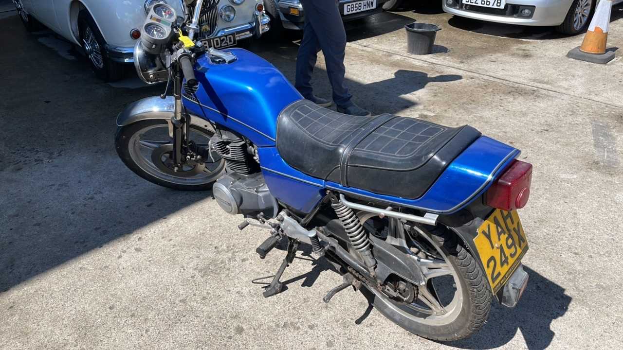 Lot 34 - 1982 HONDA CB250N