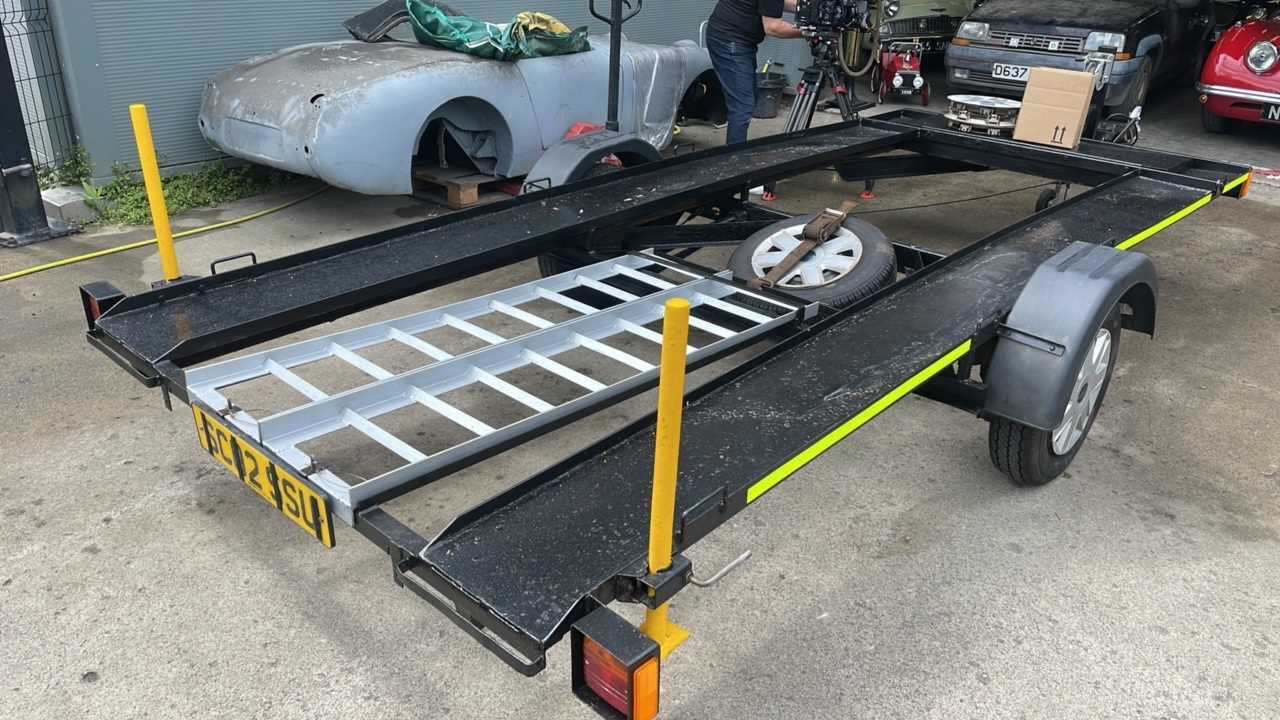 Lot 388 - SINGLE AXEL CAR TRAILER