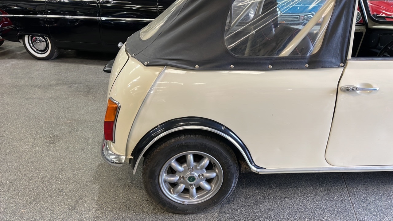 Lot 429 - 1971 LEYLAND CARS MINI 1000