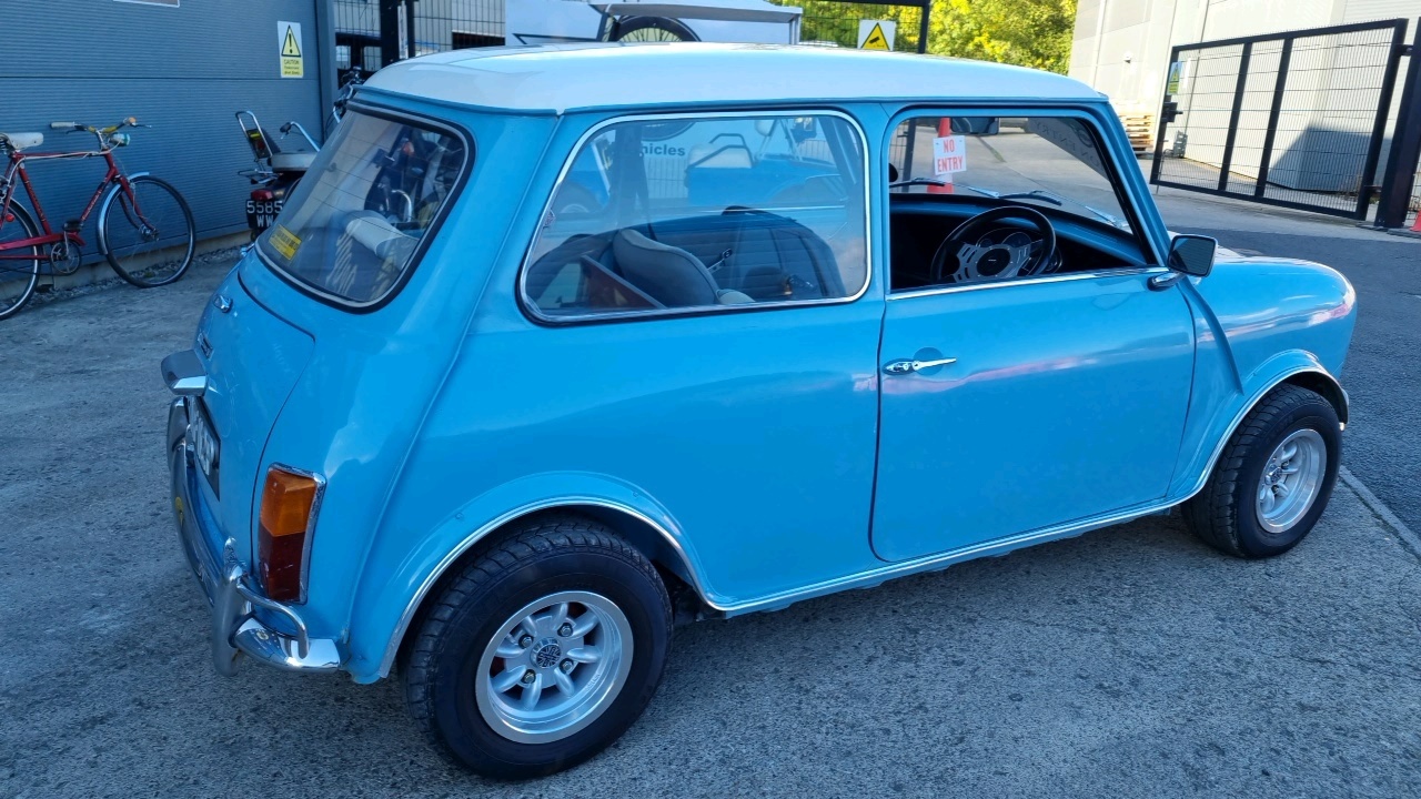 Lot 92 - 1976 MORRIS MINI 1000
