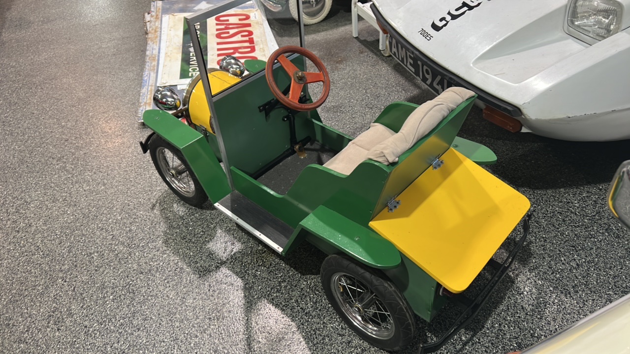 Lot 514 - TOYLANDER RIDE ON ELECTRIC CAR