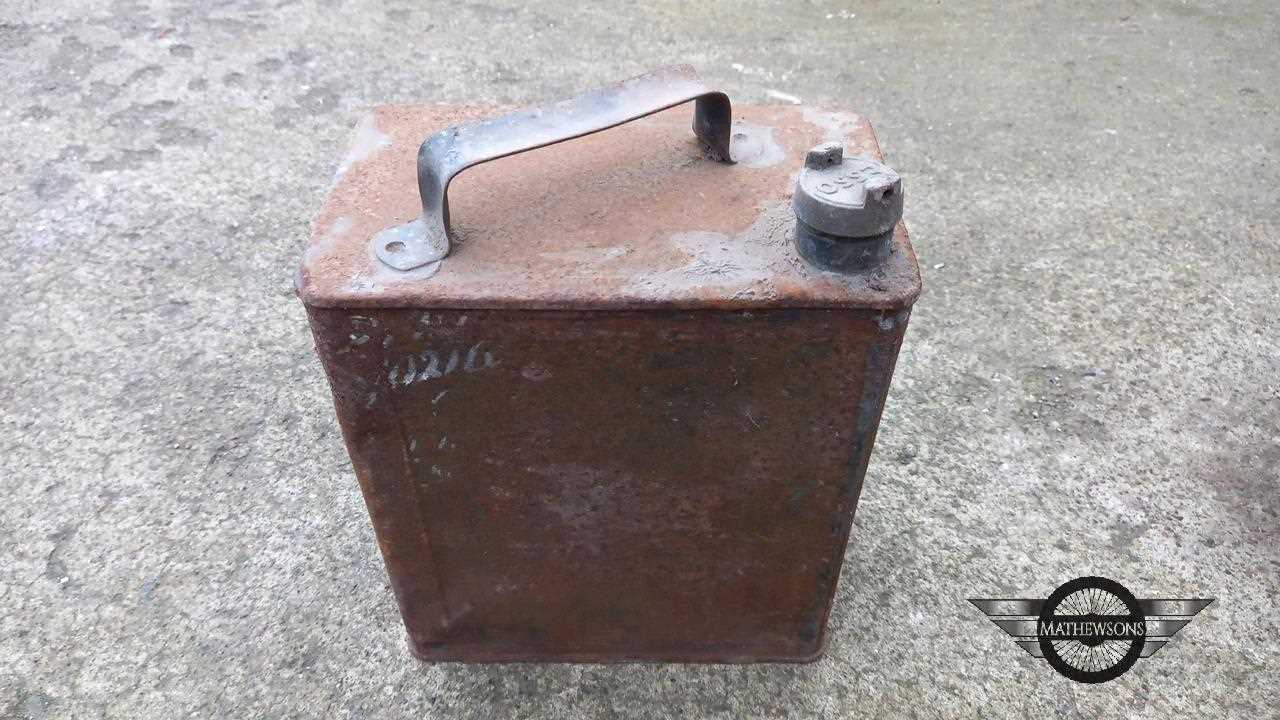 Lot 111 - 2 X OIL CANS AND GREASE GUN