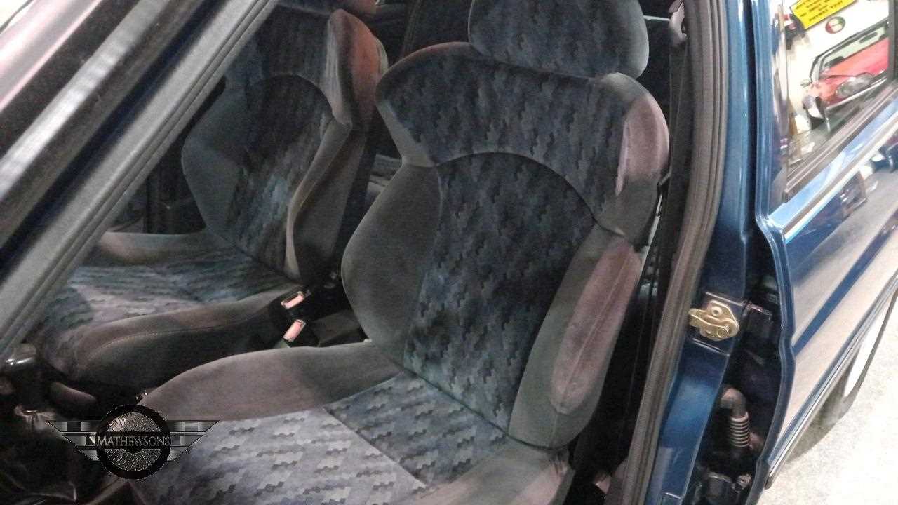 Lot 240 - 1994 FORD ESCORT SI